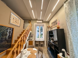 Apartamento, Vista para a cidade | Sala de estar | Televisor de ecrĂŁ plano de 32 polegadas com canais digitais