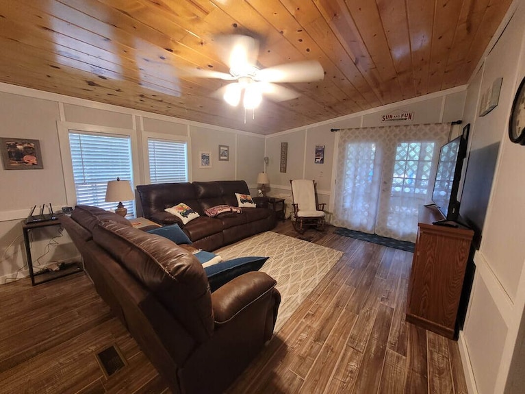 Lakefront On Nottely! Family Retreat On Single Level With Covered Boat Slip. - Blairsville, GA