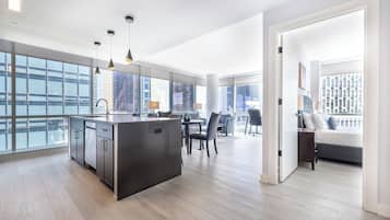 Apartamento, 2 quartos, cozinha | Cozinha privada | Geladeira grande, micro-ondas, fogão, cooktop