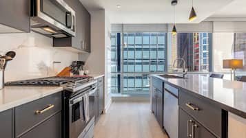 Apartamento, 2 quartos, cozinha | Cozinha privada | Geladeira grande, micro-ondas, fogão, cooktop