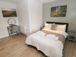 1 quarto, com decoração personalizada, com mobília individualizada 