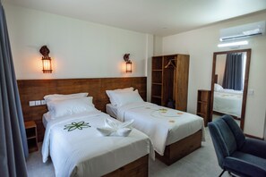 Quarto Duplo ou Twin Deluxe, Vista para a cidade | Cofre no quarto, secretária adequada para computadores portáteis