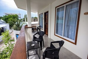 Quarto casal ou duplo luxo, vista para a cidade | Sacada