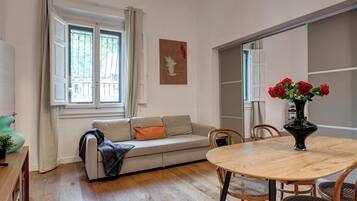 Apartamento | Área de estar | TV de tela plana 24 polegadas com canais digitais