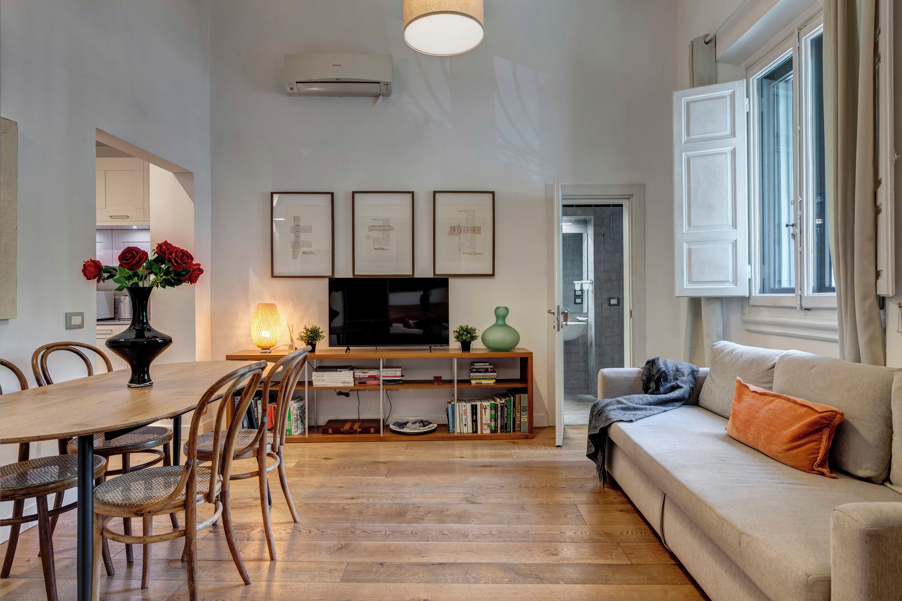 Apartamento | Sala de estar | Televisor de ecrã plano de 24 polegadas com canais digitais 