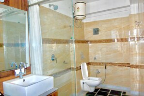 Quarto superluxo, vista para a montanha | Banheiro | Chinelos, toalhas de banho