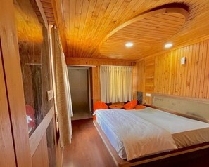 Quarto de Luxo, vista para a montanha | Secretária, secretária adequada para computadores portáteis 