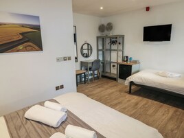 1 quarto, com decoração personalizada, com mobília individualizada 