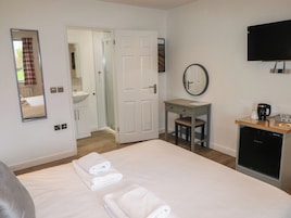 1 quarto, com decoração personalizada, com mobília individualizada 