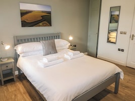 1 quarto, com decoração personalizada, com mobília individualizada 