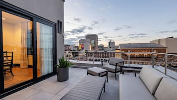 4BR Incredible Group Penthouse + Private Patio | The Mayfair | Terraço/pátio interior