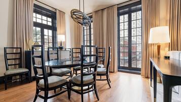 3BR City Views: Walk to French Qtr | The Mayfair | Sala de jantar