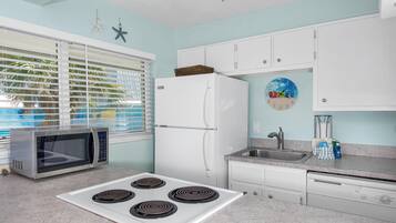 Apartamento em Condomínio Fechado, 1 cama king-size e sofá-cama (Crescent Shore 201) | Cozinha privada | Um forno, uma torradeira