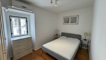 Apartamento clássico, banheiro privativo, vista para a cidade (Rossio Terrace) | 2 quartos, ferros/tábuas de passar roupa, Wi-Fi de cortesia