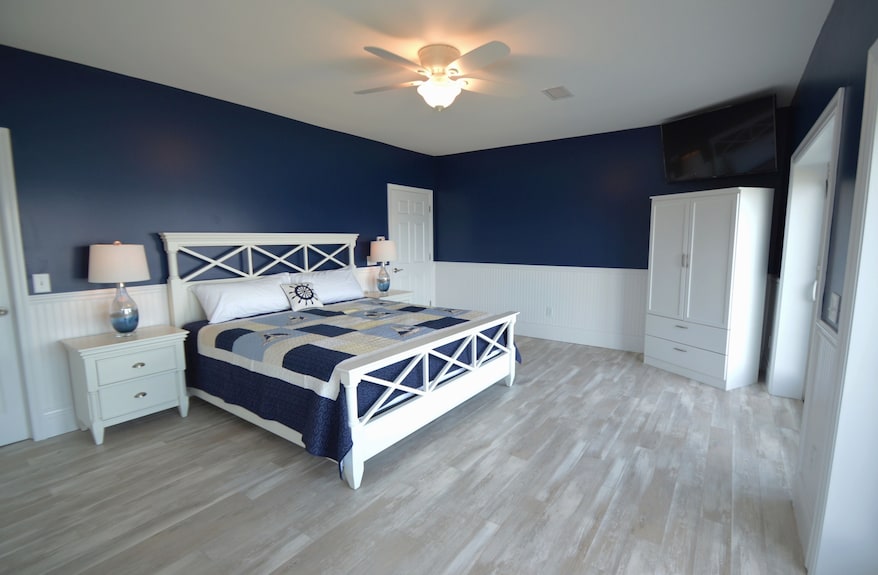 One Bedroom Lakefront Suite At Our Lakefront Paradise. Pool, Hot Tub, Kayaks And More. Sleeps 2 Adults - Seneca Lake, NY