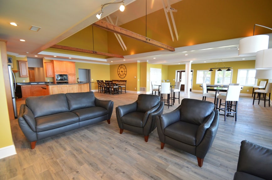 One Bedroom Lake View Suite At Our Lakefront Paradise. Pool, Hot Tub, Kayaks And More. Sleeps 2 Adults - Seneca Lake, NY