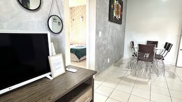 Apartamento Comfort | Sala de estar | Smart TV, Netflix, serviços de streaming