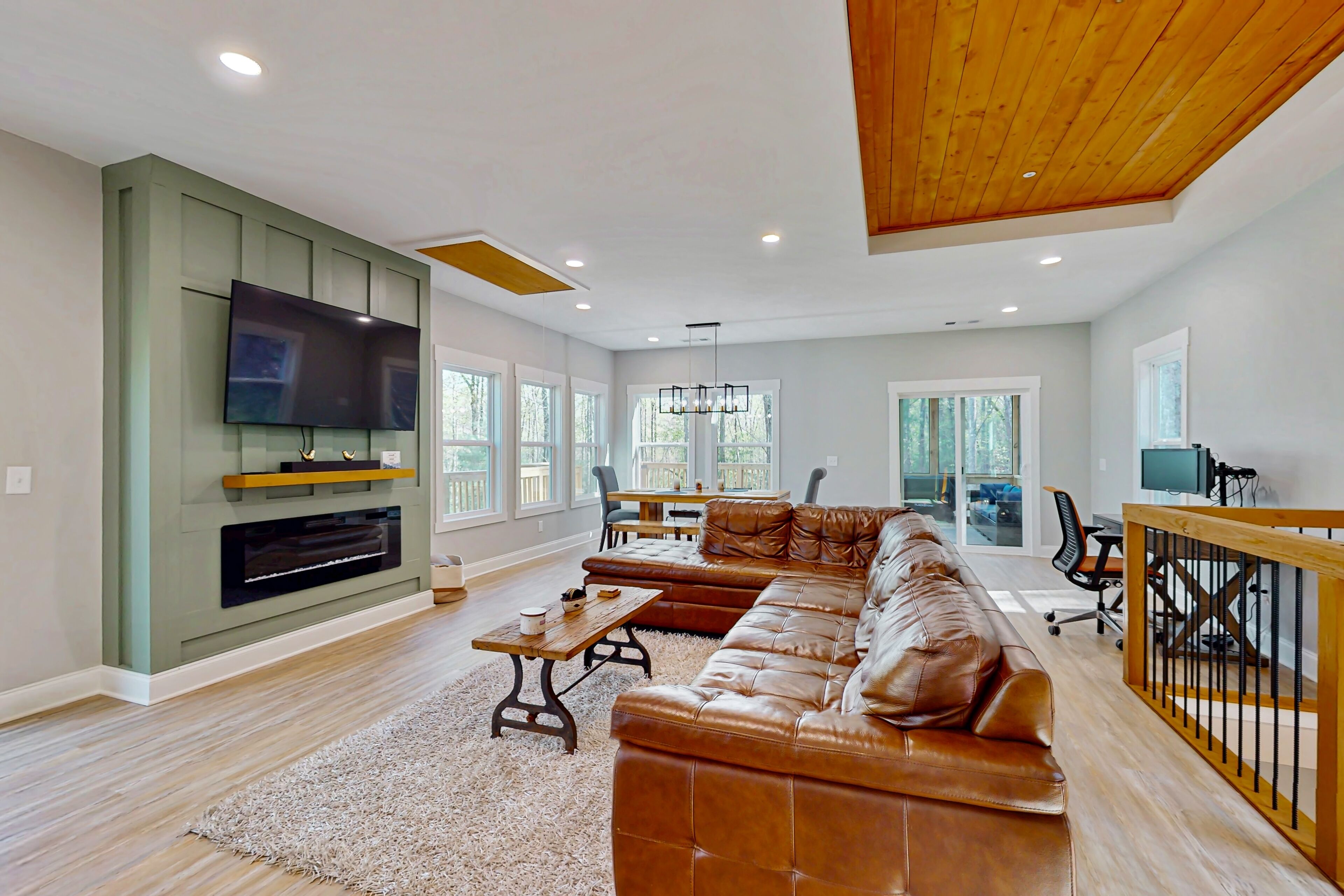 Modern Farm Style, Dog Friendly Cabin With Game Room And Screened In Deck - Clarkesville, GA