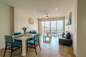 Suite, 1 cama king-size, vista para o oceano | Sala de estar | Smart TV de 32 polegadas com canais digitais 