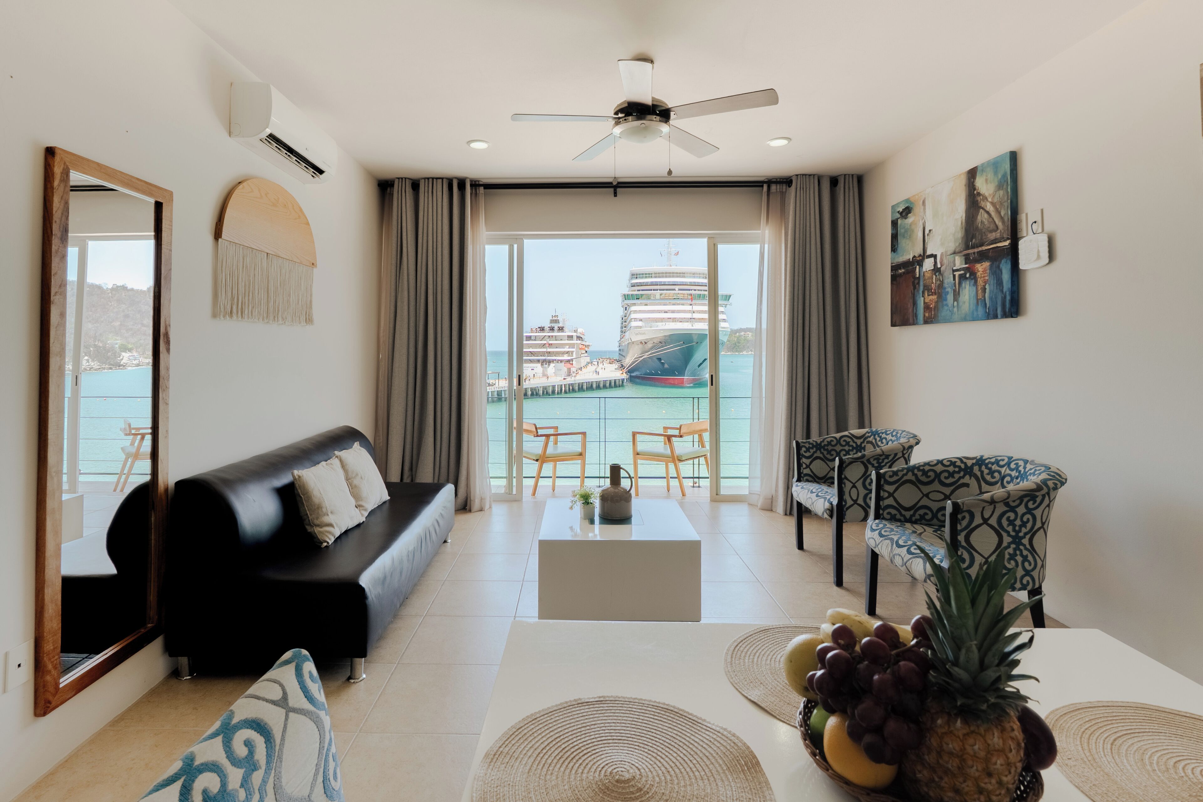 Suite, 2 camas de casal, vista para o oceano | Sala de estar | Smart TV de 32 polegadas com canais digitais 