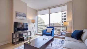 Apartamento Deluxe, cozinha | Sala de estar | Televisor