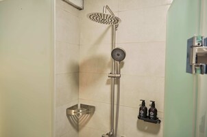 Chuveiro, produtos de toalete grátis, secador de cabelo, bidê