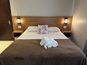 Quarto Triplo Familiar, vista para o jardim | Minibar, secretária adequada para computadores portáteis 
