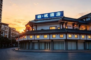 Hotel com arquitetura tradicional, vários andares e uma placa indicando o nome.