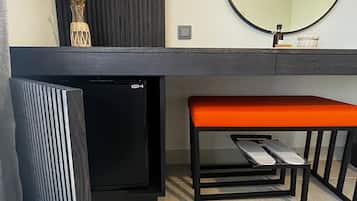 Quarto casal ou duplo, vista para o jardim | Frigobar, cofres nos quartos, espaço de trabalho para notebook