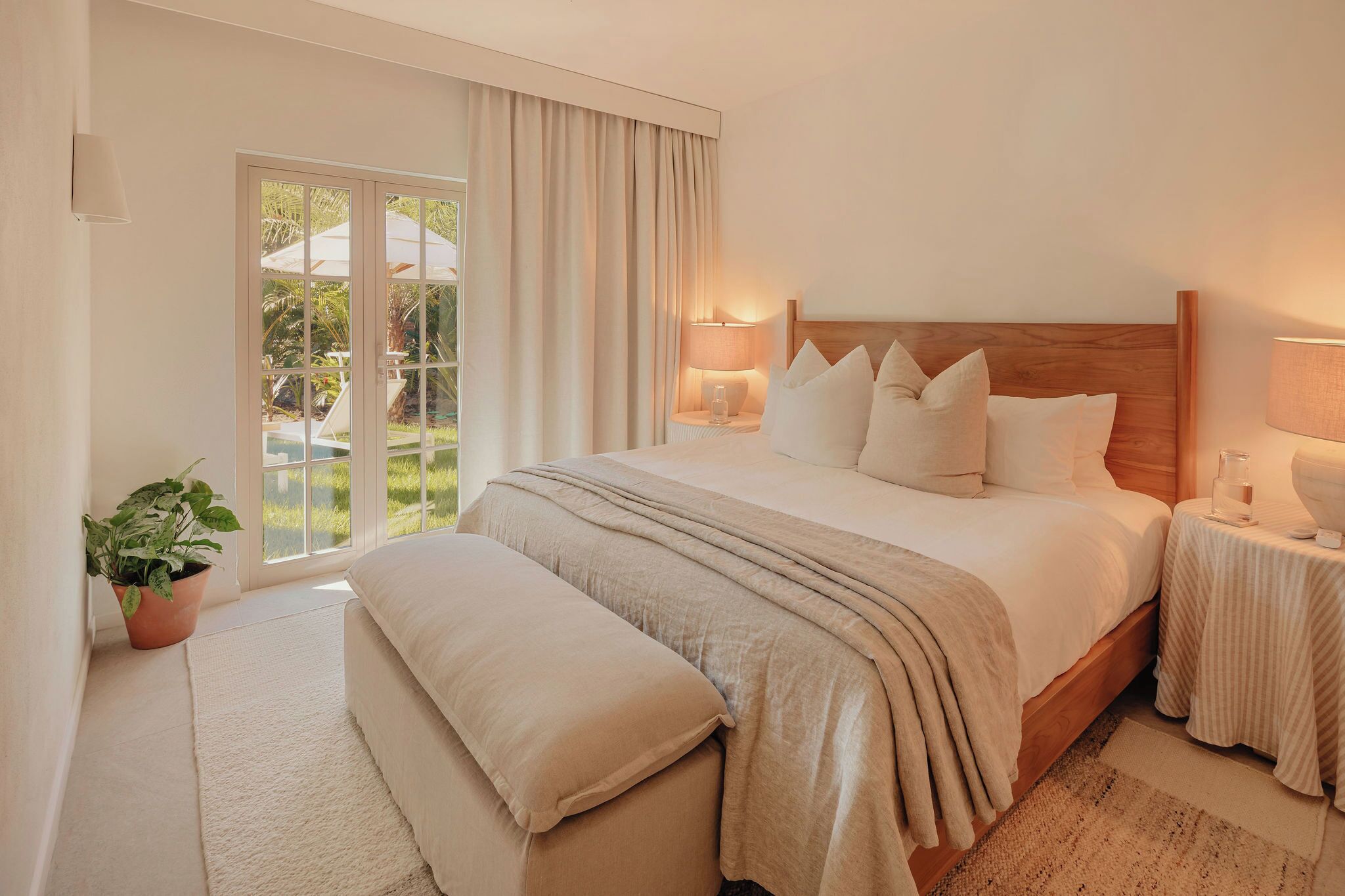Two-Bedroom Villa | Roupas de cama premium, edredons de pluma, frigobar, cofres nos quartos