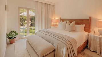 Two-Bedroom Villa | Roupas de cama premium, edredons de pluma, frigobar, cofres nos quartos