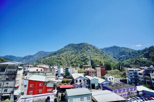 Uma cidade com edifícios e uma montanha ao fundo.