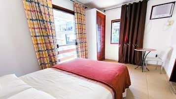 Cortinas blackout, Wi-Fi de cortesia, roupa de cama