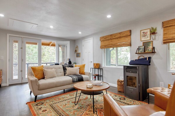 舒适的两卧室Fawnskin小屋，大熊湖，近徒步步道和雪峰 - 加利福尼亞