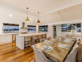 Casa superluxo, vista para o rio | Cozinha privada | Chaleira elétrica, torradeira, liquidificador, produtos de limpeza