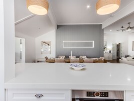 Casa superluxo, vista para o rio | Cozinha privada | Chaleira elétrica, torradeira, liquidificador, produtos de limpeza