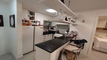 Apartamento família, vista para a montanha | Área de estar | TV de tela plana 42 polegadas com canais a cabo