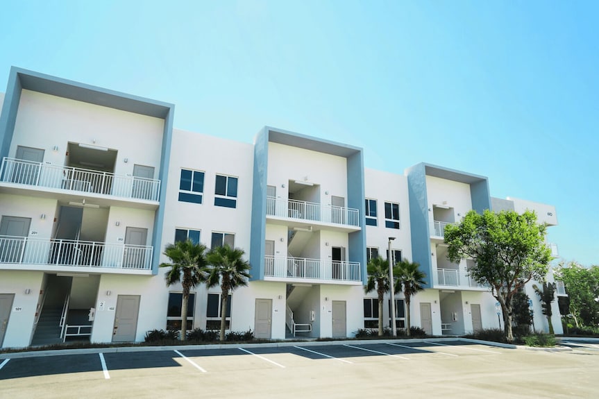 Beachside Bliss | 1br Condo W/ Pool | Dania Beach - Dania Beach, FL