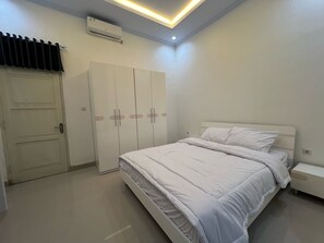 Quarto casal luxo, vista para o pátio | Escrivaninha, espaço de trabalho para notebook, quartos à prova de som