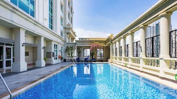 2 piscinas exteriores