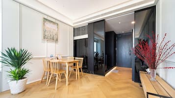 Cofre com capacidade para portátil, secretária