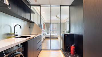 Minifrigorífico, um micro-ondas, uma placa de cozinha