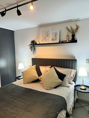 Apartamento superluxo, sacada, vista para a cidade | 1 quarto, cortinas blackout, ferros/tábuas de passar roupa