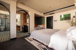 Quarto Triplo de Luxo, Vista para a cidade | Roupa de alta qualidade, edredões de penas 