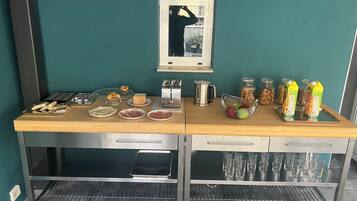 Café da manhã completo grátis todos os dias