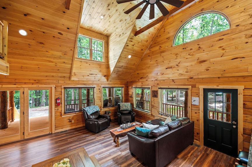 Stunning Sml Lakefront Cabin: Luxurious Finishes, Spacious Rooms, Wraparound Deck, Easy Dock Access. Family-friendly With Toys, Media Room, Serene Views! - Smith Mountain Lake, VA