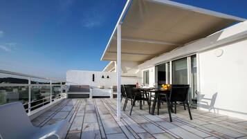 Apartamento conforto, 2 quartos, vista para o mar | Terraço/pátio