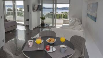 Apartamento conforto, 2 quartos, vista para o mar | Área de estar | TV 24 polegadas com canais digitais