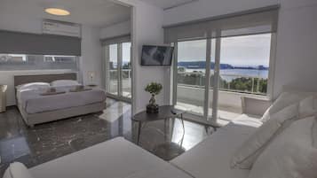 Apartamento conforto, 2 quartos, vista para o mar | Área de estar | TV 24 polegadas com canais digitais