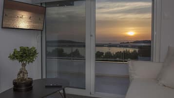 Apartamento conforto, 2 quartos, vista para o mar | Área de estar | TV 24 polegadas com canais digitais